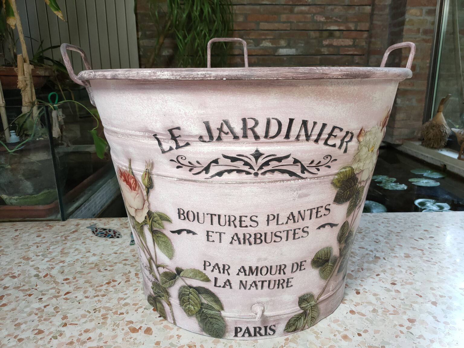 Decorazione di vecchie mastelle in metallo in stile elegant-chic